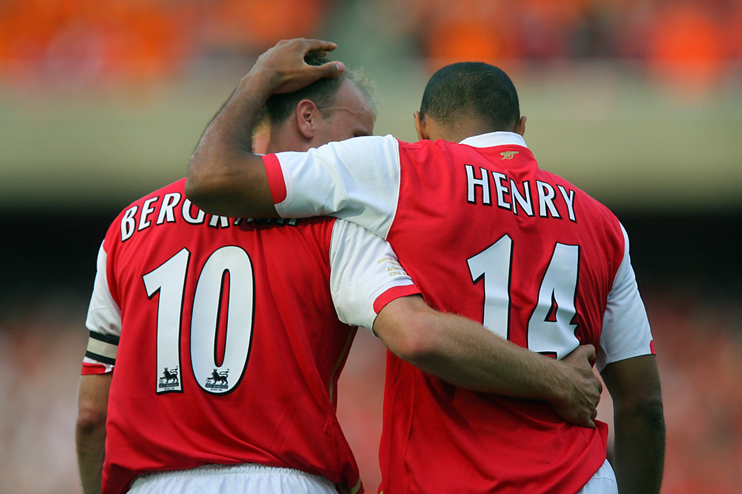 DENNIS BERGKAMP: KHI BÓNG ĐÁ HÓA THÀNH HÌNH HỌC CỦA CÁI ĐẸP