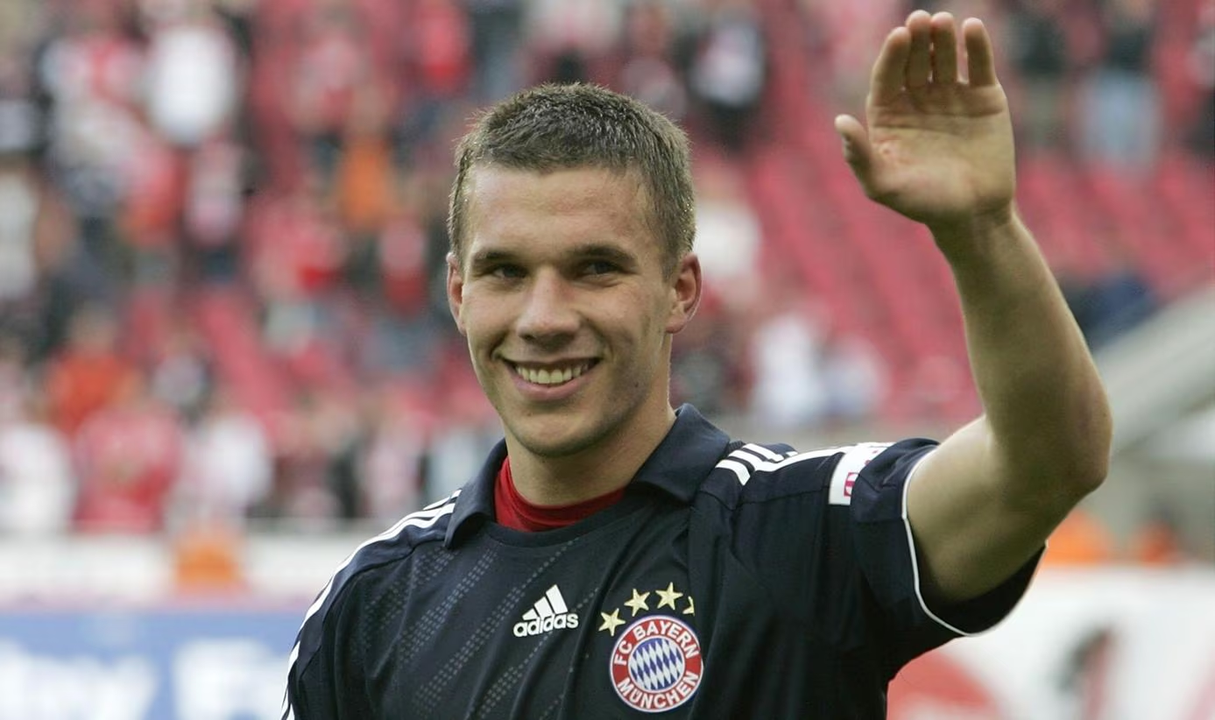 LUKAS PODOLSKI: CHÀNG HOÀNG TỬ VỚI CÁI CHÂN TRÁI ĐƯỢC VÍ NHƯ MJOLNNIR