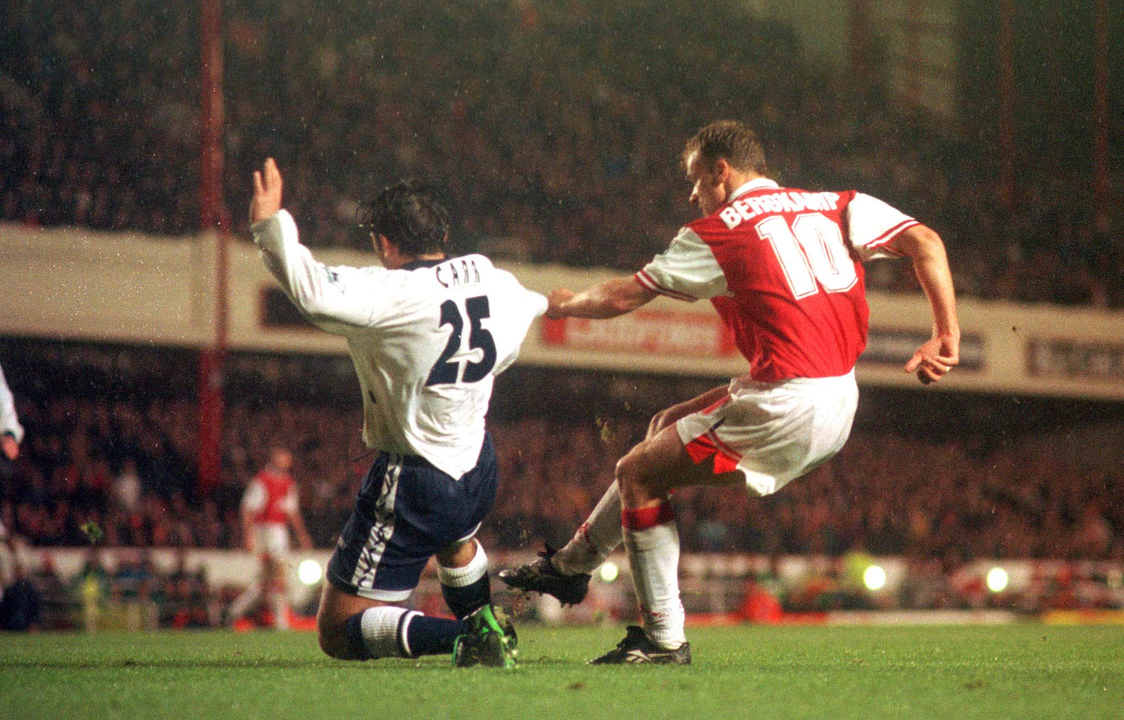 DENNIS BERGKAMP: KHI BÓNG ĐÁ HÓA THÀNH HÌNH HỌC CỦA CÁI ĐẸP