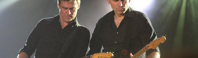 Bryan Adams: khi sau lưng có Keith Scott